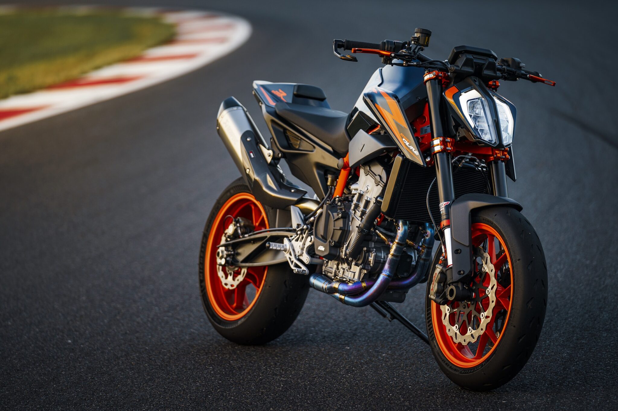 KTM 890 Duke R 2022 được giới thiệu với màu xanh Atlantic Blue | CHAYXE.VN