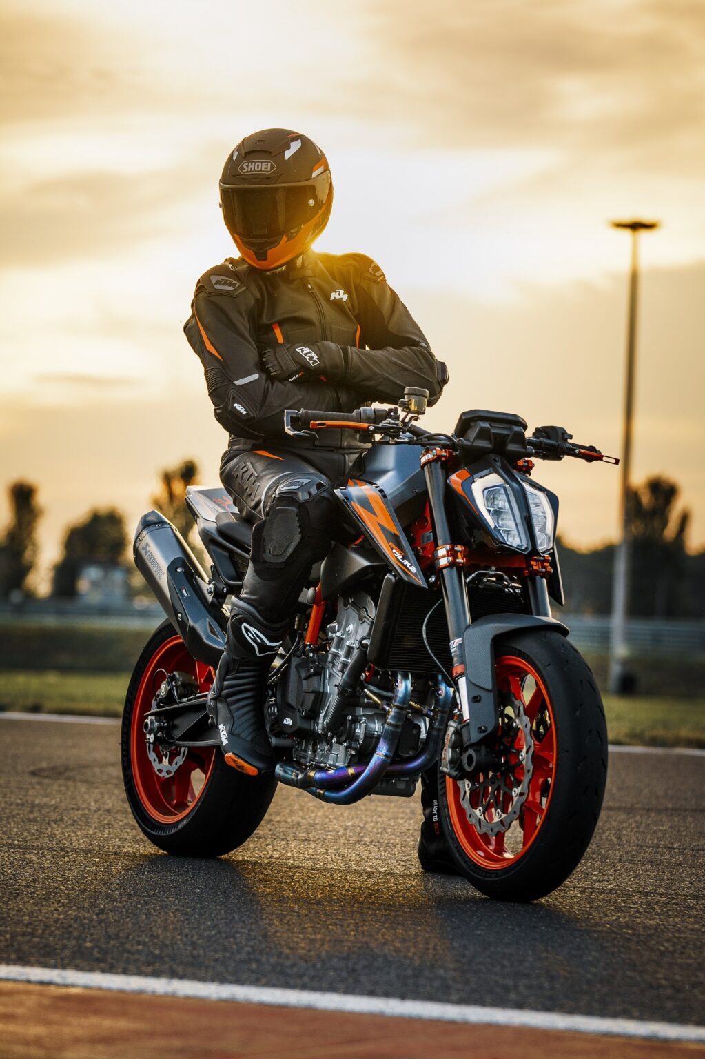 KTM 890 Duke R 2022 được giới thiệu với màu xanh Atlantic Blue | CHAYXE.VN