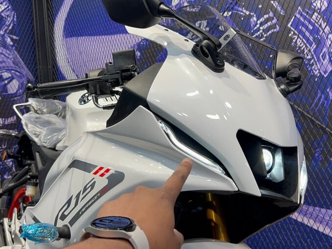 Yamaha YZF-R15 V4 2023 Intensity White cực đẹp | CHAYXE.VN